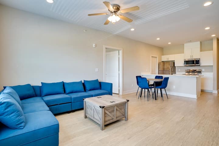 Commute To Fort Worth: Newly Built Apt W/ Pool - Burleson, TX