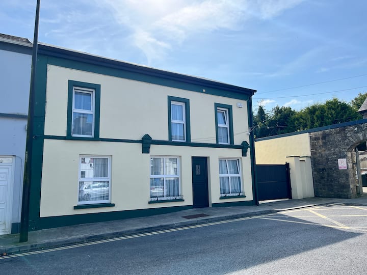 Large Galway Holiday Home, Dunmore Town - Tuam