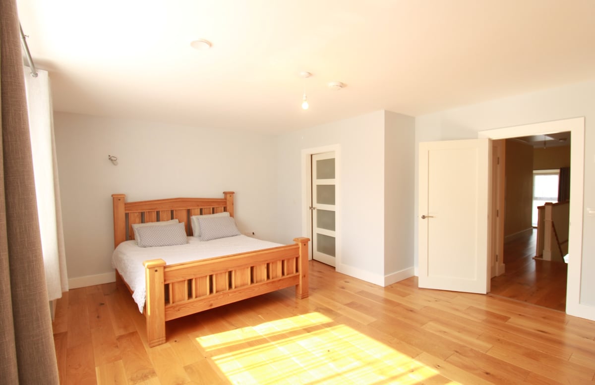 Large Galway Holiday Home, Dunmore Town - Houses for Rent in Municipal ...