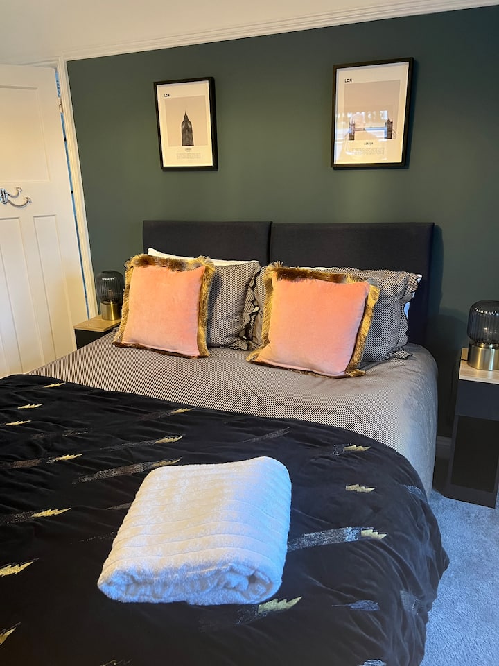 4 Brd House, With Double Parking - Reading