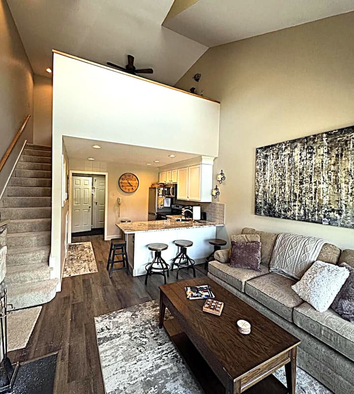 Luxury Jiminy Ski On Off Village Ctr Condo Sleeps4 - Pontoosuc Lake, MA