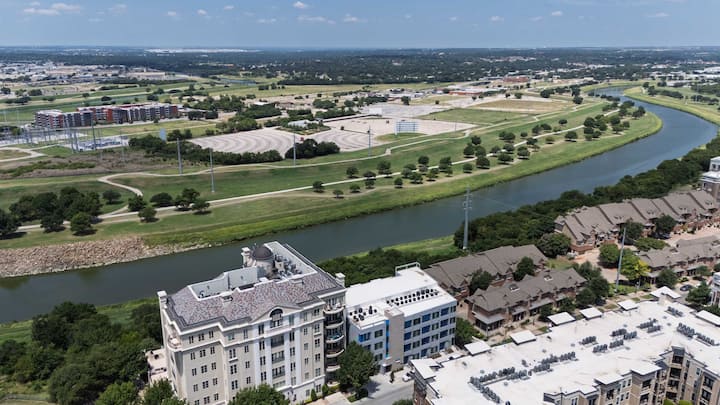 Downtown Views | Riverfront Stay | Free Parking - Fort Worth, TX