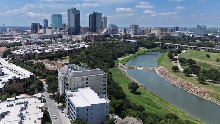 Downtown Views | Riverfront Stay | Free Parking - Fort Worth, TX