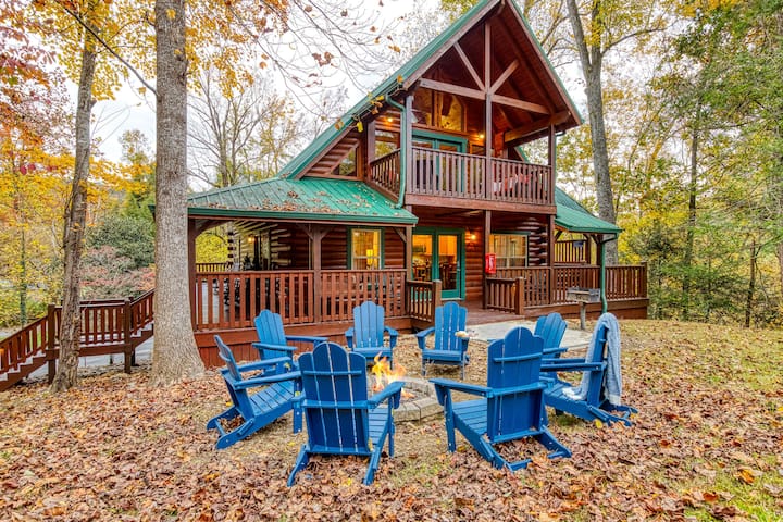 Gatlinburg Getaway - Downtown, Hot Tub, Sleeps 16 - Gatlinburg, TN