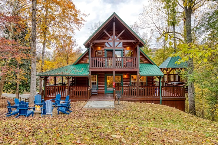 Luxury Cabin With Theater In Gatlinburg - Gatlinburg, TN