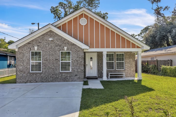 Great Downtown 4br | 8 Beds + Foosball Fun - Pooler, GA