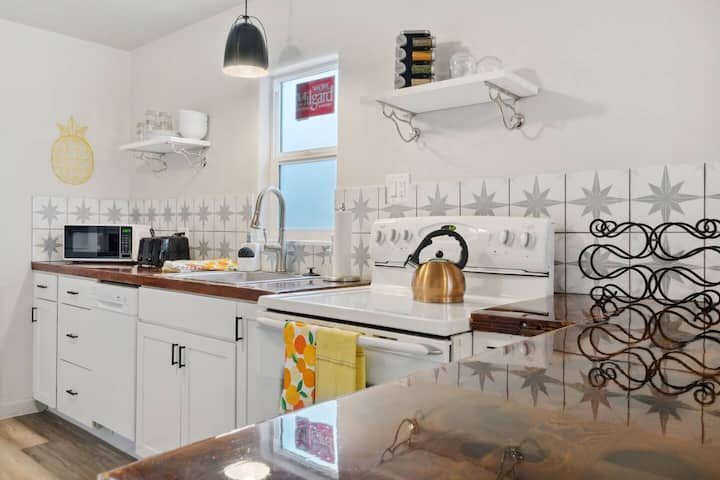 Cozy Two Bedroom North Valley Digs - Albuquerque, NM