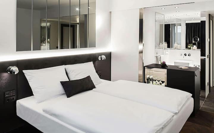 Interior Courtyard & Onsite Italian Restaurant - Berlin