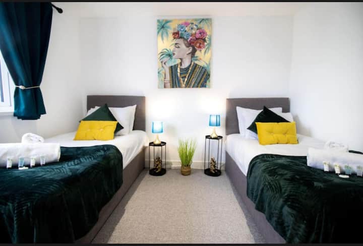 Spacious Contractor Family Apartment - Swindon