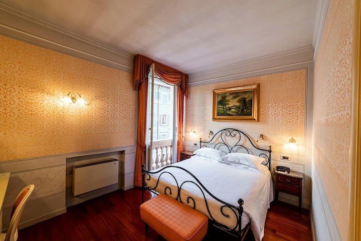 Once The Busiest Cultural Salon In The City - Modena