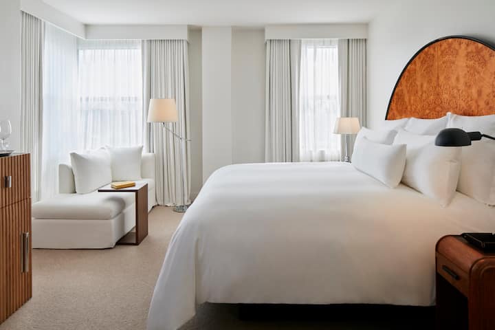 Corner King Suite W/ Style In Boutique Dc Stay - Plain, WA