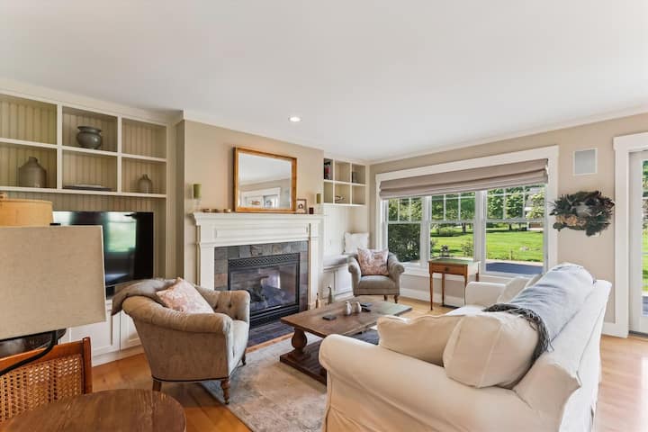 Landmark Meadows: 3br, Fireplace, Deck, Hot Tub! - Stowe, VT