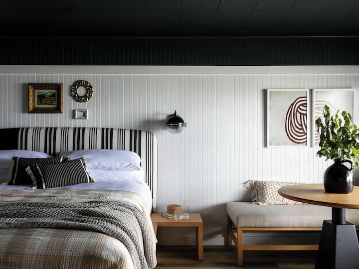 Bluebird Ocean Point Inn | King | Seasonal Pool - Boothbay Harbor, ME