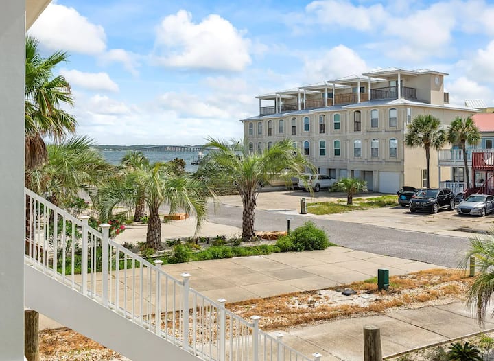 Adorable Cottage! 1 Min Walk To Sound Side Beach - Navarre Beach, FL