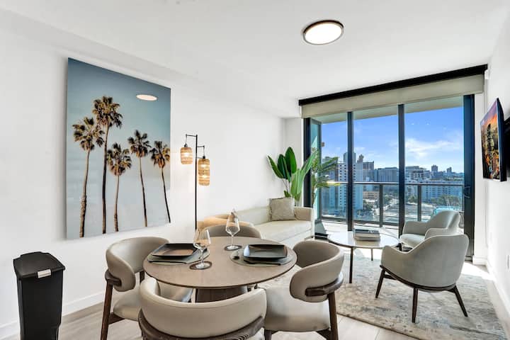 Beachside 1br Escape | Modern Stay With Pool & Gym - Miami Beach, FL