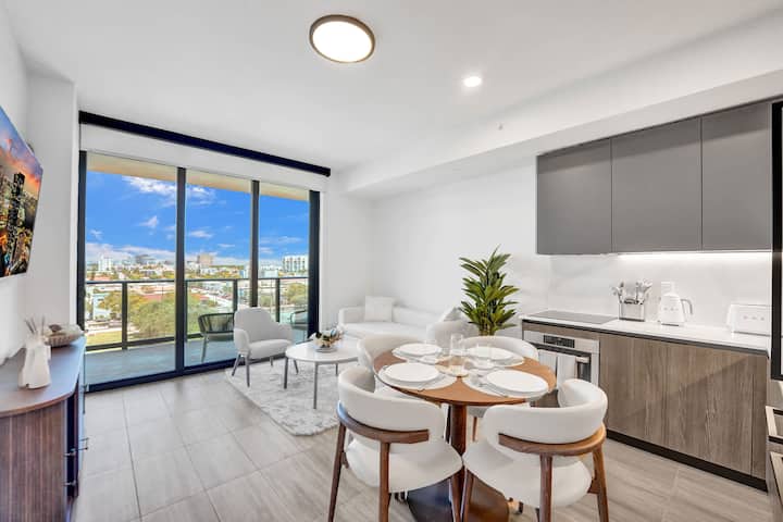 Luminous 1br Condo | Natural Light, Pool & Balcony - Miami Beach, FL