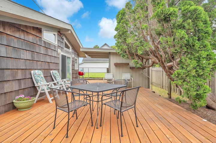 Cozy Coastal Home Close To Beach With Large Deck - Seaside, OR