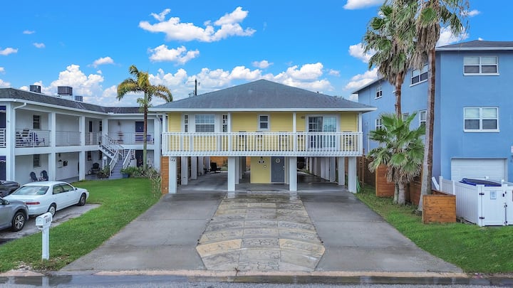 Walk To Beach And Restaurants- Beach Please - St. Pete Beach, FL