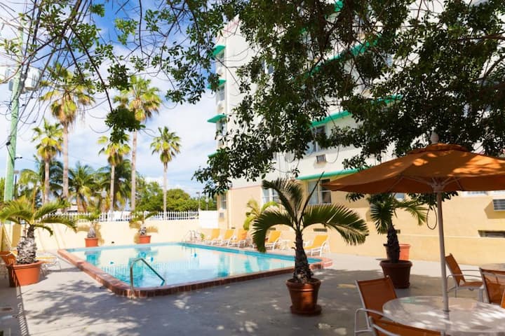 Walk From North Beach + Pool. Dining. Ocean Views. - Miami Beach, FL