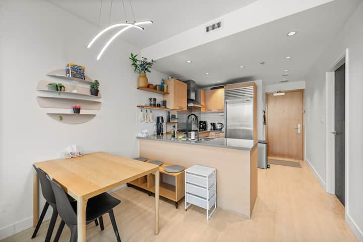 Foodie Haven | Skytrain + Mountain Views - Delta