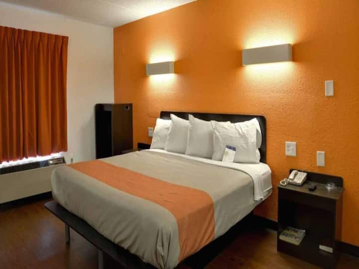 Motel 6 Toledo, Oh_1 King Bed | Mob Acc - Holland, OH