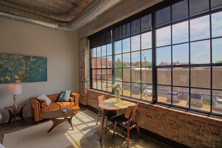 Chic Ultramodern Studio Loft W/ Designer Features - St. Louis, MO