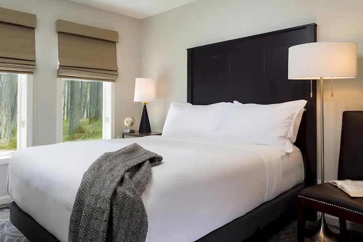 3br Elegant Retreat W/ Balcony | Onsite Pool & Bar - Manchester, VT