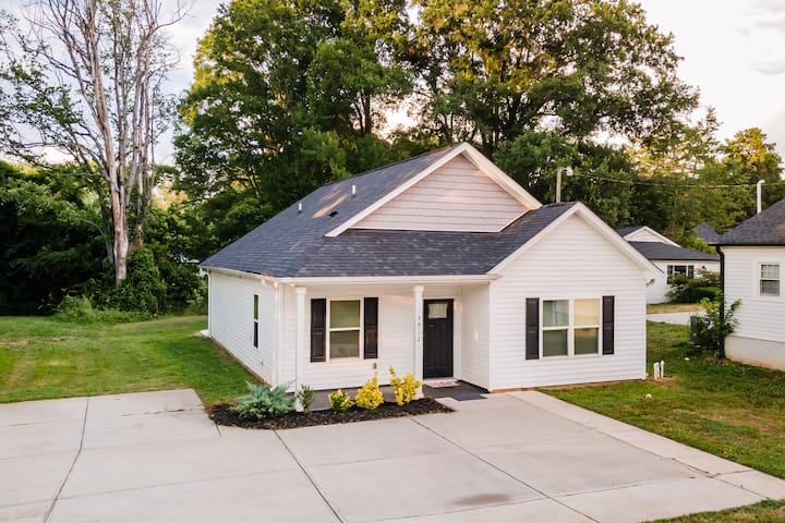 3br Getaway | Hot Tub, Games & Family Fun - Charlotte, NC