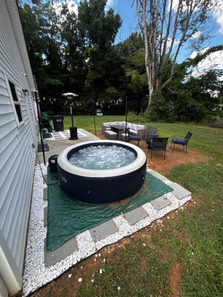 Uptown Charlotte 3br | Hot Tub + Fire Pit - Charlotte, NC
