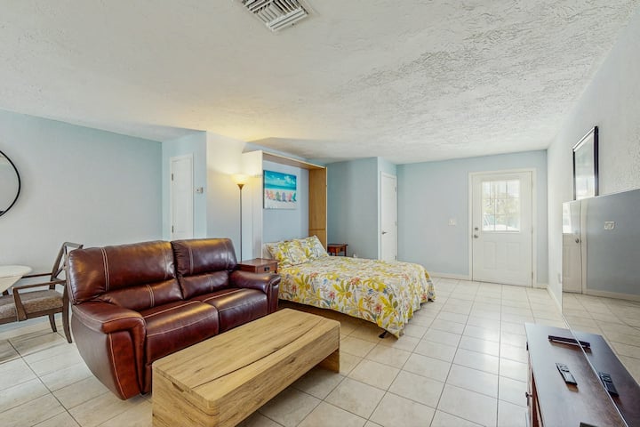 Studio Steps From The Gulf, Dog Friendly, Wifi - Englewood