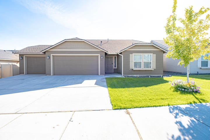 King Suite 3 Car Garage Fenced Yard - Pasco, WA