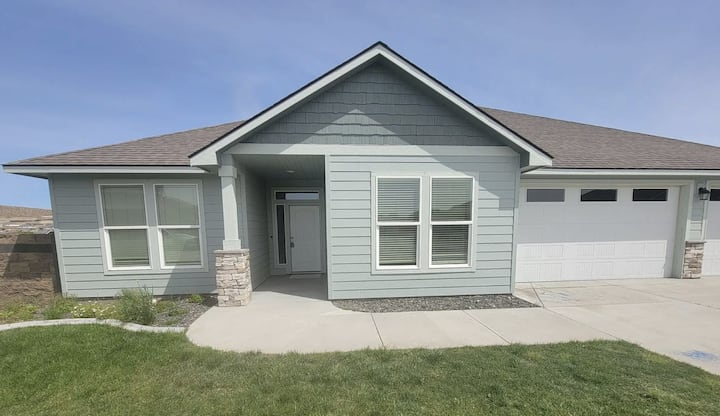 King Suite, 3 Car Garage & Yard 4/2 - #6828-34 - Pasco, WA