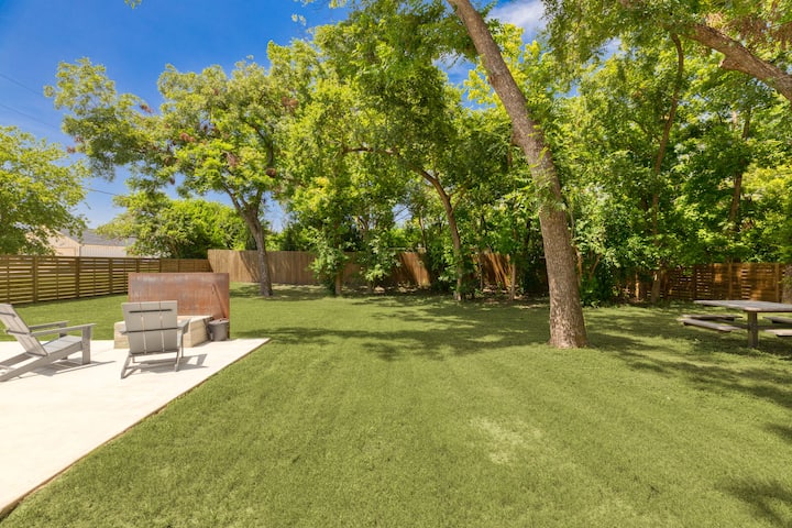 Cottage In The Heart Of Johnson City-pet Friendly! - Johnson City, TX