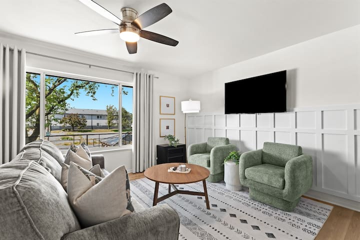 Relaxing One-bedroom Retreat | King Bed | Royal Oa - Troy, MI