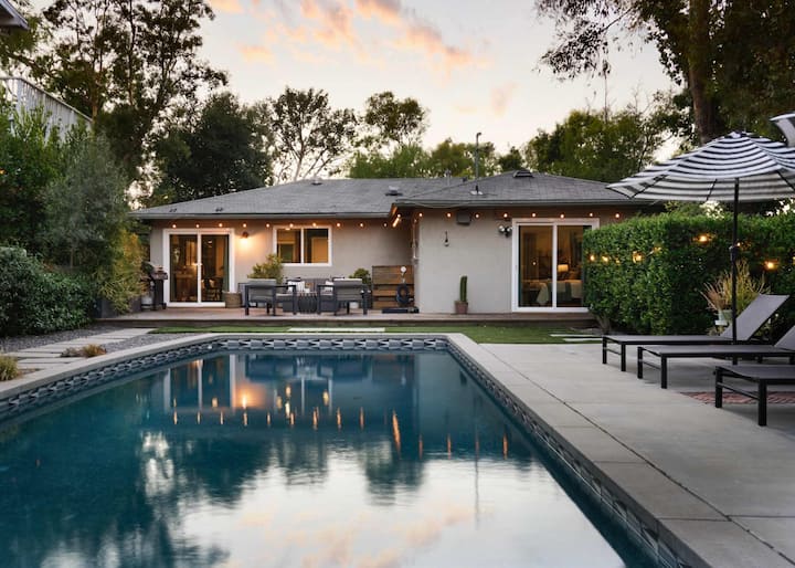Designer Hollywood Hills Hideaway Near Universal - West Hollywood, CA