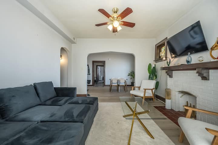 Private Gym 2br Condo Downtown - Kirkwood, MO