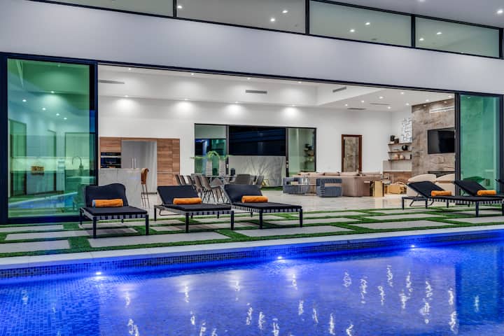 Sleeps 17, Resort Pool & Pickleball | Bravo Villas - Joshua Tree National Park