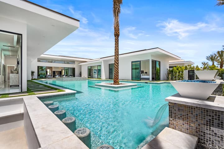 Bravo Villa 9 | Pool & Pickleball | Sleeps 20 - Indio, CA