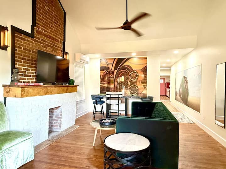 Elphaba’s Castle, King Bed, Massage, Ev Charging - Boathouse District - Oklahoma City