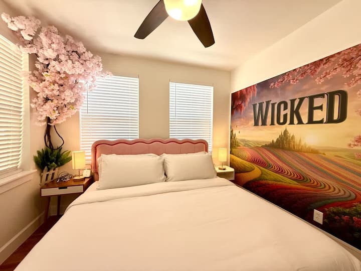 Glinda’s Palace, King Bed, Ev Charging - Bricktown - Oklahoma City