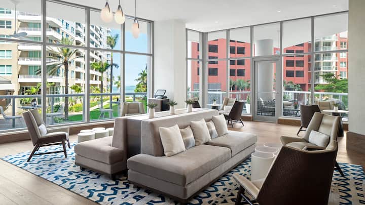 Brickell Suite W/ Bay Views, Pool & Gym - Miami, FL