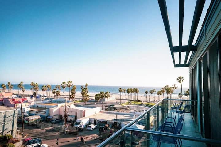 2 Rooms W/ Balcony Near Muscle Beach | Breakfast - Santa Monica, CA