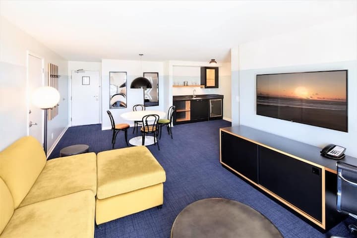 Chic Ocean-view Escape Near Venice Beach Boardwalk - Santa Monica, CA