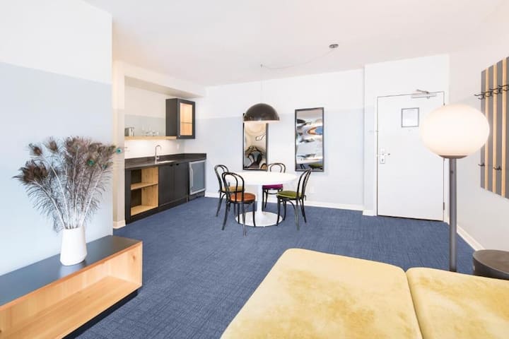 Coastal Vibe: Rooms W/ Kitchen & Balcony - Santa Monica