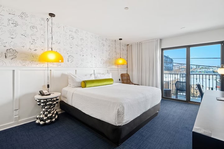 Vibrant Rooms With Ocean View And Free Breakfast - Santa Monica, CA