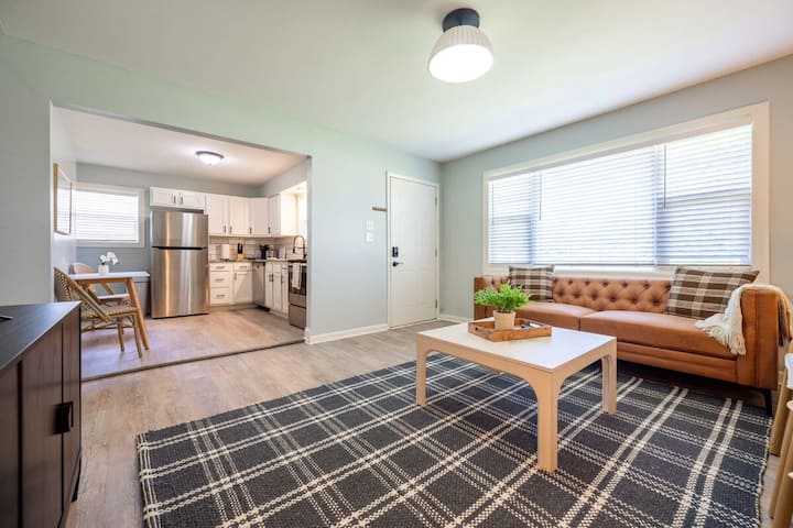 Stylish 2br Indy Retreat With Private Backyard - Indianapolis
