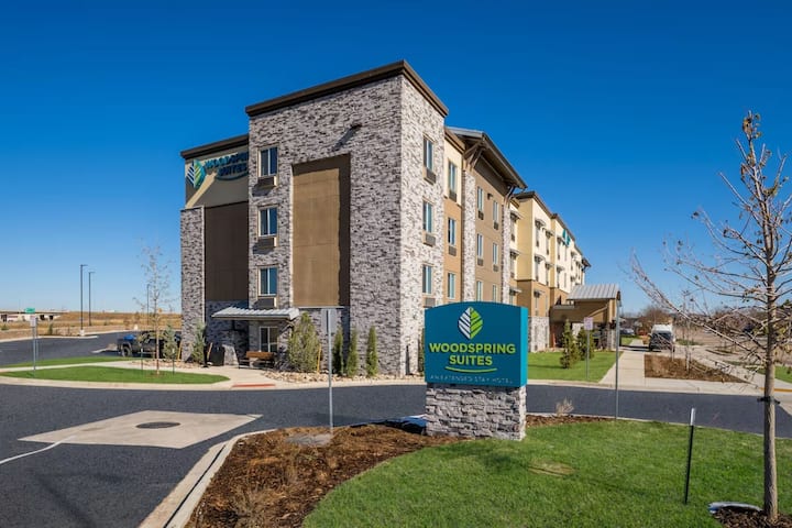 Secure, Clean, & Pet-friendly + Free Parking - Fort Collins, CO