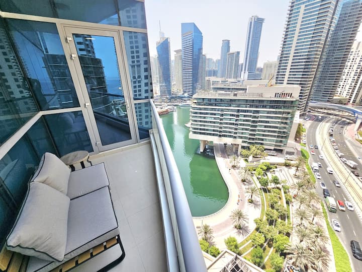 Sleek & Central | Modern Studio - Dubai