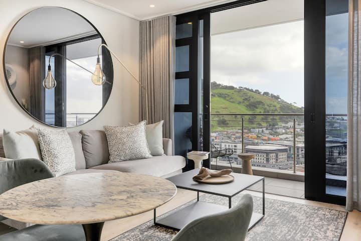 High-rise Escape With Views & Pool - Cape Town