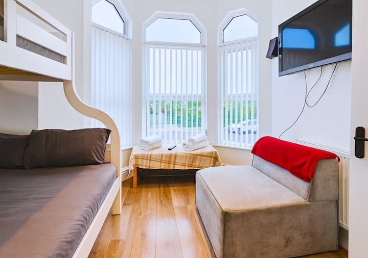 Kop View 2 | Steps To Anfield, Sleeps 3 Ensuite - Liverpool